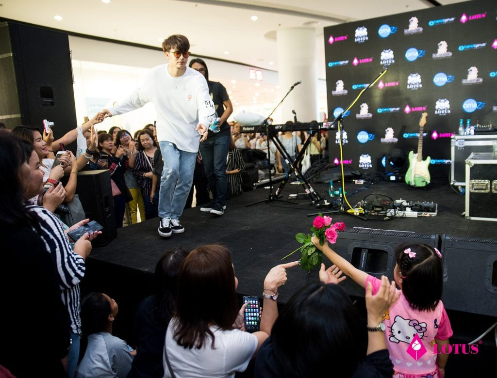 ภาพบรรยากาศ Mini Concert จาก นนท์ ธนนท์ ที่ SB Design Square สาขาเซ็นท ...