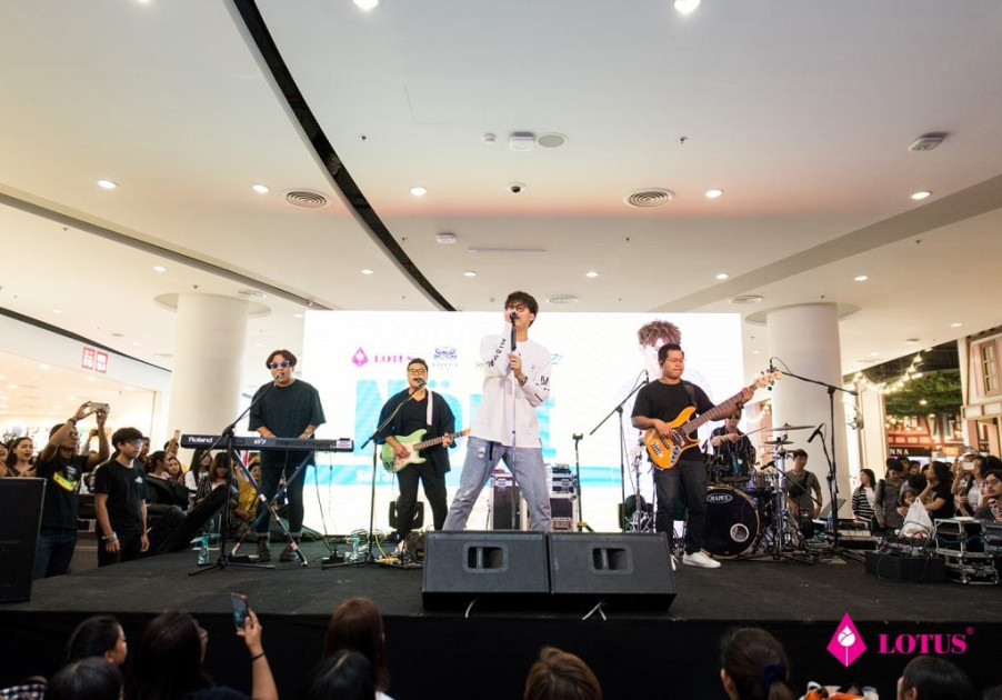 The atmosphere of Mini Concert from Non Thanon at SB Design Square ...
